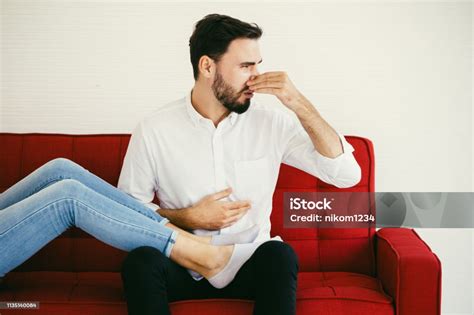 냄새가 나는 소녀의 다리입니다 뭔가 악취 아주 나쁜 냄새 상황 부정적인 인간의 감정 얼굴 표정 필 레 발에 대한 스톡 사진 및 기타 이미지 Istock