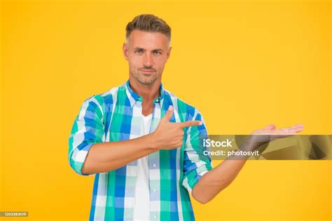 제품 출시 어떻게 이것에 대해 제품 프레젠테이션 남자 자신감 얼굴 뭔가 복사 공간을 보여줍니다 가이 제품을 시연합니다 상업 광고