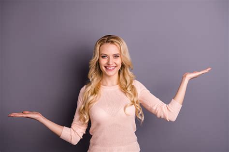 그녀의 초상화 그녀의 좋은 매력적인 매력적인 쾌활한 쾌활한 콘텐츠 물결 모양의 머리 소녀 회색 보라색 보라색 파스텔 색상 배경 위에 고립 된 무게 손바닥에 보이지 않는