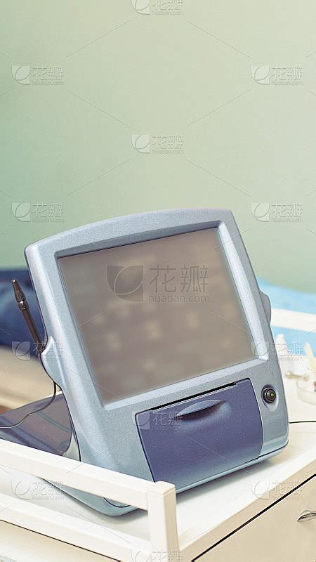 眼科医生与女病人在眼科实验室检查