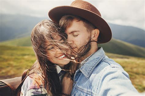 세련 된 Hipster 커플 수용 하 고 맑은 산 위에 Selfie 가족 포옹입니다 여름 휴가입니다 텍스트를 위한 공간입니다 관능적인 순간입니다 여행과 방황 2명에 대한