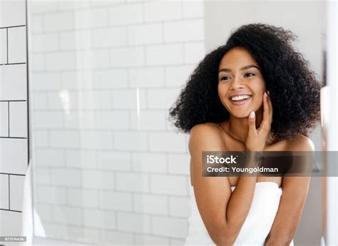 미소 거울 욕실 거울 앞에 서 있는 그녀의 얼굴을 관찰 하는 여자 거울에 대한 스톡 사진 및 기타 이미지 거울 미소 한 명의 여자만 Istock
