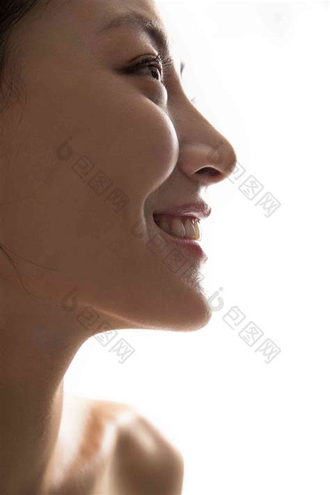 青年女人自信的笑容侧脸口腔卫生照片图片 包图网企业站