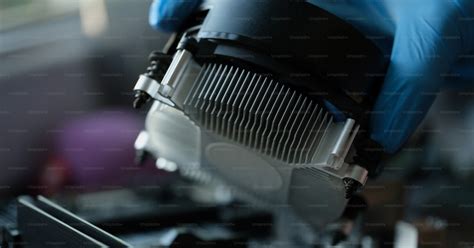 고무 장갑을 낀 수리공이 마더보드 근접 촬영에 냉각기를 설치하고 있다 컴퓨터 장비 개념 모음 사진 Unsplash의 컴퓨터 칩 이미지