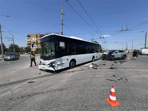 От последните минути Джип и автобус се удариха във Враца има ранен човек снимки