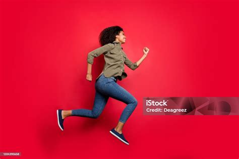 전체 길이 바디 사이즈 사이드 프로필 사진 급한 달리기 점프 걸 입고 셔츠 청바지 데님 을 입고 신발을 입고 고속 절연 생생한