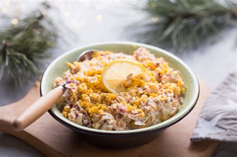 참치 옥수수 양파 생 당근 계란 밝은 콘크리트 배경에 회색 접시와 샐러드 새해 샐러드 조리법입니다 맨 위 보기 0명에 대한 스톡