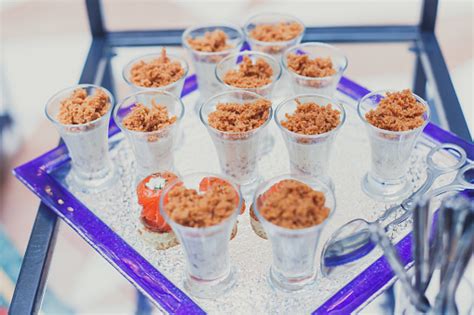 아름 답게 꾸며진 다른 음식 간식과 전채 기업 크리스마스 생일 파티 이벤트 또는 결혼식 축 하에 있는 케이터링 연회 테이블 결혼식에 대한 스톡 사진 및 기타 이미지 Istock