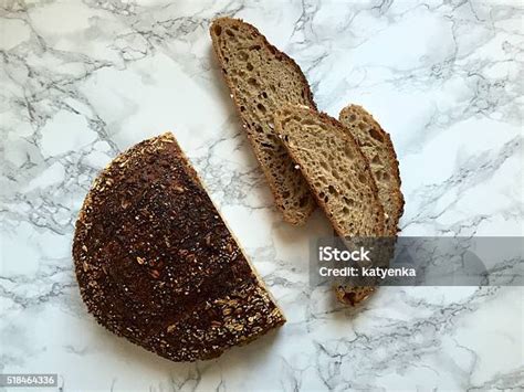 원형 프로그램을 재생속도발효 효모 통밀 빵 슬라이스 자르다 가정 주방에 대한 스톡 사진 및 기타 이미지 가정 주방 가정의 방 건강한 생활방식 Istock