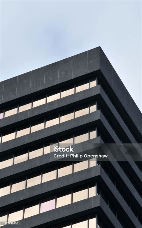 회색 흐린 하늘에 대한 기하학적 콘크리트 프레임 워크와 전형적인 잔인한 스타일의 1960 년대 콘크리트 사무실 건물의 코너 세부 사항 건물 외관에 대한 스톡 사진 및 기타