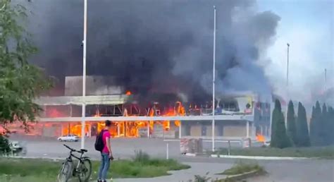 Последствия обстрела ТЦ Галактика в Донецке Есть погибшие