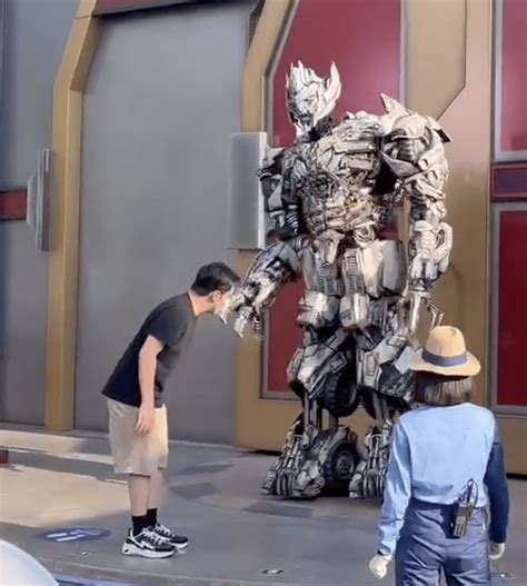 王祖蓝一家现身环球影城 俩女儿出镜小脸肉嘟嘟 搜狐大视野 搜狐新闻