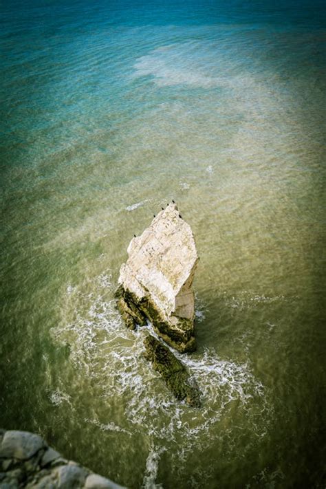 경치 경치가 좋은 드론으로 찍은 사진 바다 바다 경치 배 보트 수역 위에서 위에서 내려다 본 자연 자연의 조감도 푸른 나무 풍경 항공 사진 해변