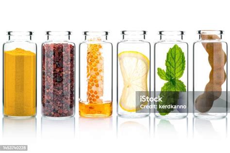 수제 스킨 케어의 유리 병과 천연 성분 알로에 베라 히말라야 소금 페퍼민트 로즈마리 심황 및 꿀로 바디 스크럽은 흰색 배경에 분리됩니다 Diy에 대한 스톡 사진 및 기타