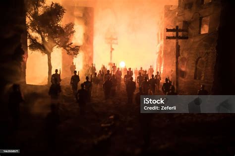 전쟁 개념 전쟁 안개 하늘 배경에 장면 싸우는 군사 실루엣 차 세계 대전 군인 실루엣 흐린 스카이 라인 아래 밤에 폐허가 된 도시에서 전투 World War Ii에 대한