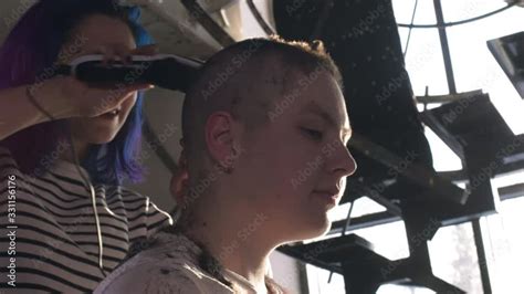 Vidéo Stock babe attractive girl shaves her hair on her head Shaves his head with an electric