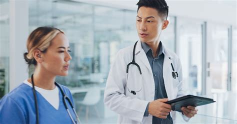 건강 관리 간호사 및 의사 대화 로비 산책 및 조언 진단 및 태블릿에 대한 상담 의료 전문가 병원에 입원한 아시아 남성과 여성 차트 업데이트 또는 수술 계획 25 29세에