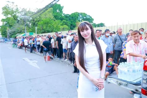 เกลิน ธัญรดี ชวนแก๊งค์เพื่อนแจกข้าวกล่อง น้ำดื่ม ขนมที่ตรอกสาเก