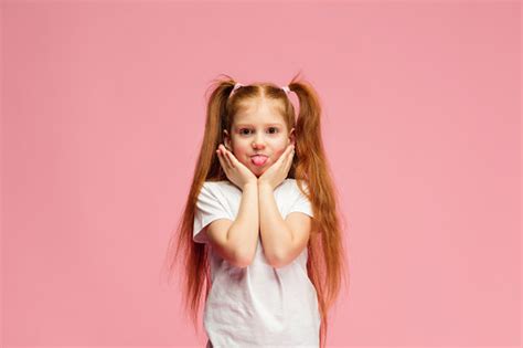 핑크 스튜디오 배경에 고립 된 행복한 백인 어린 소녀 행복하고 쾌활하며 성실한 것처럼 보입니다 복사 공간을 참조하십시오 어린 시절 교육 감정 개념 6 7 살에 대한 스톡