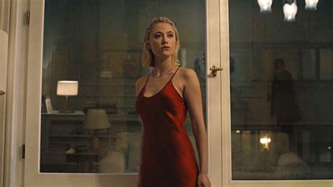 خانم جوانی که فکر میکند یک قاتل زنجیره ای او را دنبال می کند Youtube