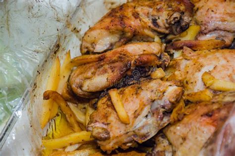 Patas De Pollo Fritas Con Patatas Fritas Y Comida Dorada Imagen De