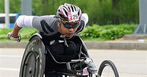 힘차게 달리는 휠체어마라톤 선수