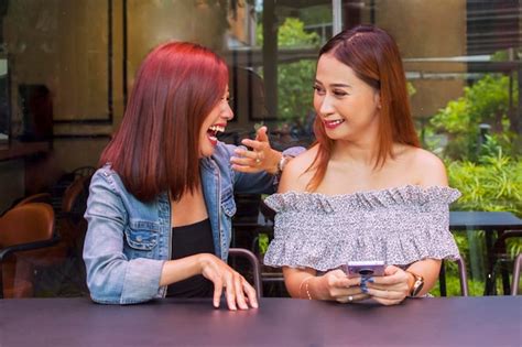 카페에서 함께 웃고 있는 레즈비언 커플 프리미엄 사진