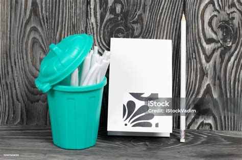 노트북과 연필 상자흰색 연필 쓰레기 용기의 형태로 소나무 보드에 검은 색과 흰색 을 그렸다 개체 그룹에 대한 스톡 사진 및 기타 이미지 Istock