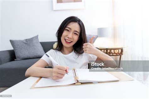 대학 시험 시험 책 읽기 교과서 공부 노트 쓰기 수업 보고서 요약 준비 학습 직장 테이블 연필로 손을 닫습니다 거리가 먼에 대한