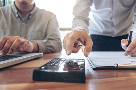 두 자부 경영진 비즈니스 동료 회의 및 회사에 대 한 프로젝트의 아이디어에 대해 제공 하는 그들은 계약에 가리키는 고 설명 성공적인 기업 들의 팀을 주는 경영자에 대한 스톡