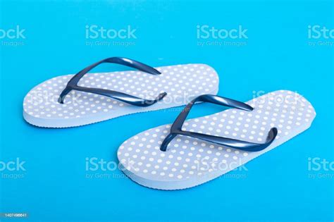 해변 액세서리 플립 플롭과 불가사리를 컬러 배경에 놓습니다 상단보기 복사 공간이있는 모의 신발에 대한 스톡 사진 및 기타 이미지