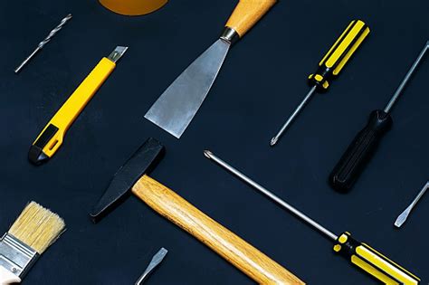 검은 배경에 다양한 손 건설 도구와 평면 누워 노동절 배경 개념 0명에 대한 스톡 사진 및 기타 이미지 0명 공장 산업 건물 구도 Istock