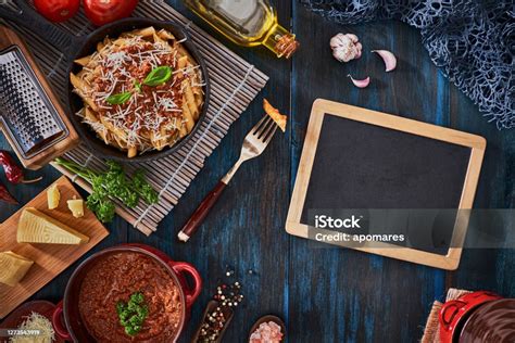 소박한 냄비와 복사 공간이있는 나무 푸른 색 테이블에 이탈리아 파스타와 재료의 구색 익히지 않은 파스타면에 대한 스톡 사진 및 기타 이미지 익히지 않은 파스타면