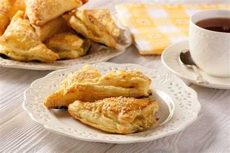 Слойки с сыром простой и вкусный рецепт как приготовить пошагово