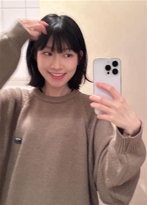 每天自拍直到我交到女朋友 Day 21 才過半個月頭髮長翹像醬～ 日本訂回來的毛衣太好搭⭐️