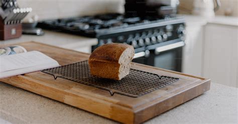 갓 구운 빵이 부엌 조리대에 놓여 있습니다 사진 Unsplash의 부엌 이미지