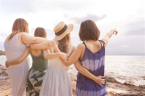 4 여름 라이프 스타일 예쁜 여자 재미와 해변에서 휴식 포인트 공간을 복사입니다 여름 개념입니다 곡 식과 영화 필름 톤입니다 귀여운에 대한 스톡 사진 및 기타 이미지