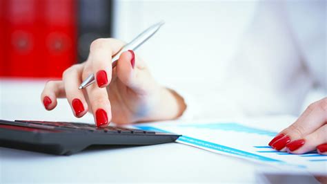 여성 회계사 또는 은행 손 계산 닫습니다 저축 재정 및 경제 개념 경제에 대한 스톡 사진 및 기타 이미지 경제 계산기 계산함 Istock