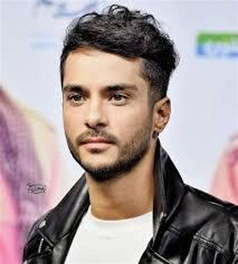 عکس ساعد سهیلی در کنار سفره هفتسین ژست پیروزی گرفت