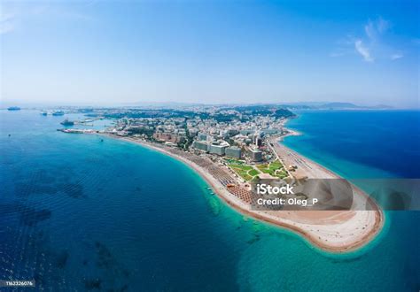 로도스 도시 섬 도데카네스 그리스에 엘리 해변의 공중 조류 눈보기 무인 항공기 사진 멋진 모래 석호와 맑은 푸른 물과 파노라마 남유럽의 유명한 관광지 Multicopter에