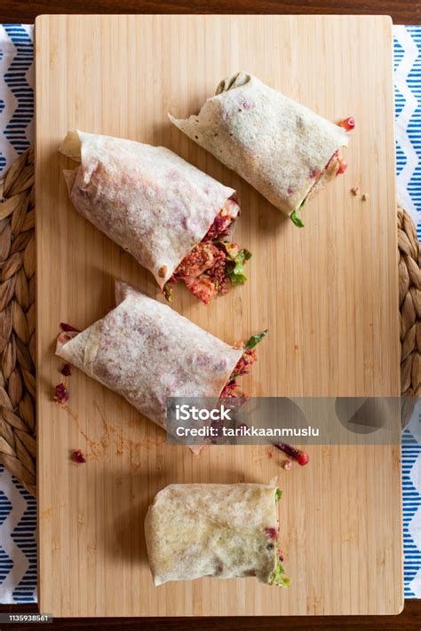 샐러드 퀴 노아 구운 닭고기 붉은 양배추 샐 러 리와 Pomegranade 휴 우 스 콜 루스 및 치즈와 카라멜 화 된 양파와 함께 유기농 건강 한 랩 두 가지 종류의 샤