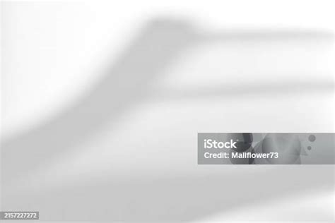 의자 오버레이의 그림자가 있는 흰색 벽입니다 햇빛은 벽에 그림자를 효과 있습니다 0명에 대한 스톡 사진 및 기타 이미지 0명 개념 건축 Istock