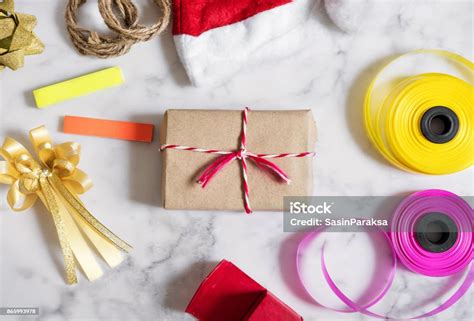 흰색 대리석 돌에 크리스마스 선물 준비입니다 빨간 산타 모자 선물 상자와 화려한 리본 선물 상자 0명에 대한 스톡 사진 및 기타 이미지 Istock