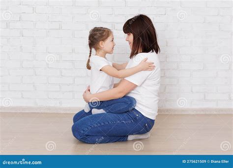 Feliz Madre E Hija Sentadas En El Suelo Imagen De Archivo Imagen De Alegre Mama 275621509