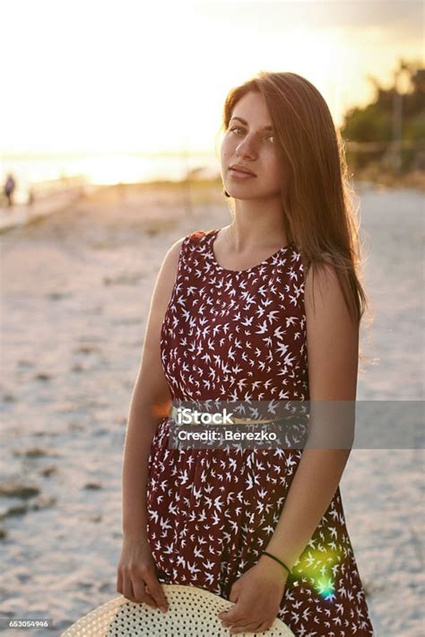 밀짚 해변 모자를 들고 새와 드레스에 아름다운 소녀의 초상화 경관에 대한 스톡 사진 및 기타 이미지 경관 관광객 드레스 Istock