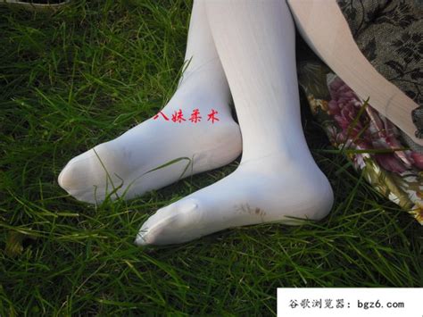 出售套图高清拍摄草地上的白裤连袜小萝莉这是上苍的眷顾40P 八妹柔术