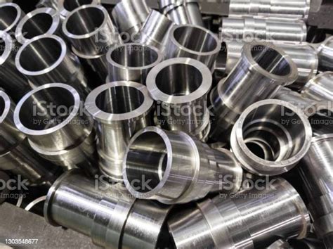 Cnc 가공 파이프와 추상적인 산업 빛나는 강철 생산 배경 선택적 초점 및 렌즈 흐림 기술 Cnc 장치에 대한 스톡 사진 및