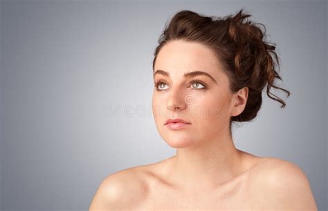 Fermez Vous Vers Le Haut Du Portrait De La Belle Jeune Fille Nue Image Stock Image Du Heureux