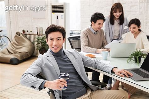 스타트업 소기업 라이프스타일 비즈니스 비즈니스미팅 미팅 회의실 사무실 업무현장 팀워크 노트북컴퓨터