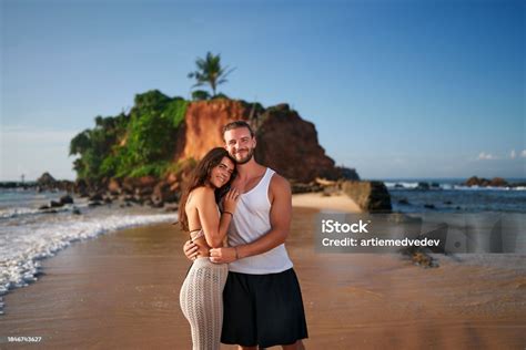 해질녘 열대 해변에서 포옹하는 미소 짓는 커플 행복한 남자 여자가 여름 방학 바다를 즐긴다 로맨틱한 휴양지 바다를 통한 레저 여행 사랑 관계의 목표 웰빙 야외 휴식 2명에